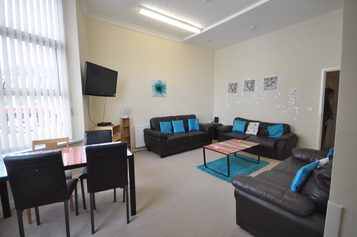 8 bed student flat to let Mutley Plain, Mutley plain, Plymouth, PL4 6LE ...
