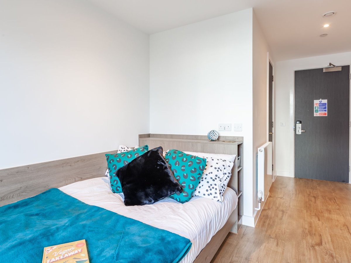 Bronze En Suite to let at Pavilion Point, 118-132 London Road, The ...