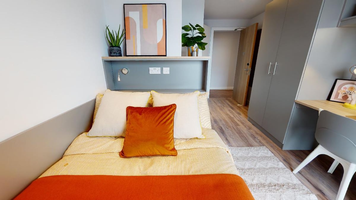 Platinum En Suite to let at iQ Altus House, Tower House Street, City ...