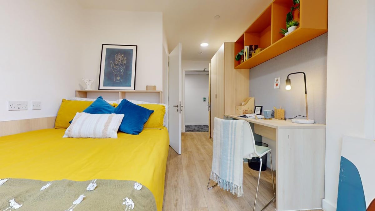Bronze En Suite Plus to let at iQ Signal Place, 10 Traffic Street, City ...