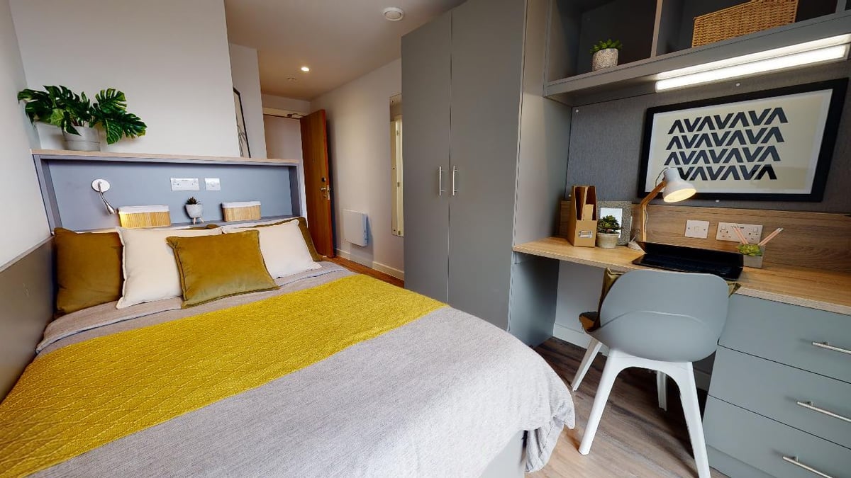 Silver En Suite-2627 to let at iQ Altus House, Tower House Street, City ...