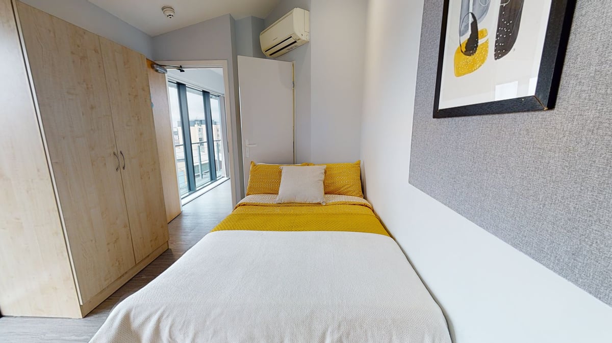 Penthouse Room to let at iQ Exchange, 143 Lower Parliament Street, City ...