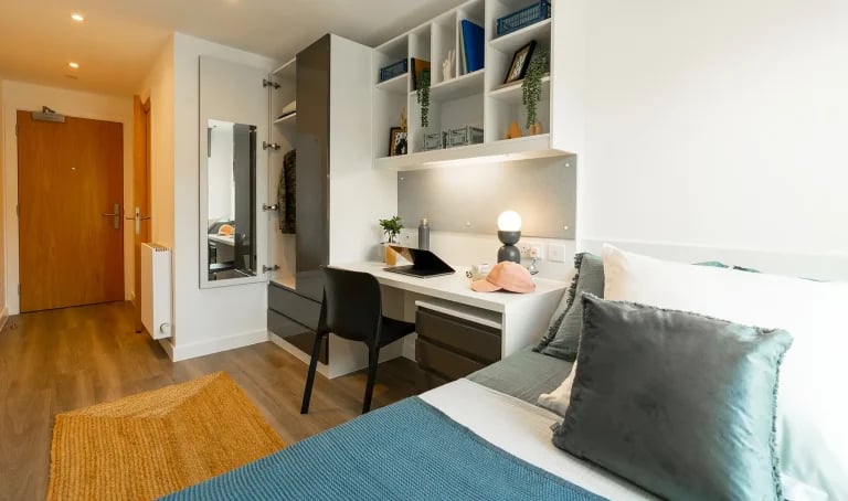 Luxe En-suite Cluster Room to let at Currus Court, Rhodaus Town, St ...