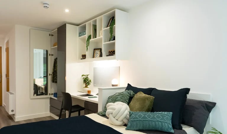 Elite En-suite Cluster Room to let at Rhodaus Court, St Dunstans ...