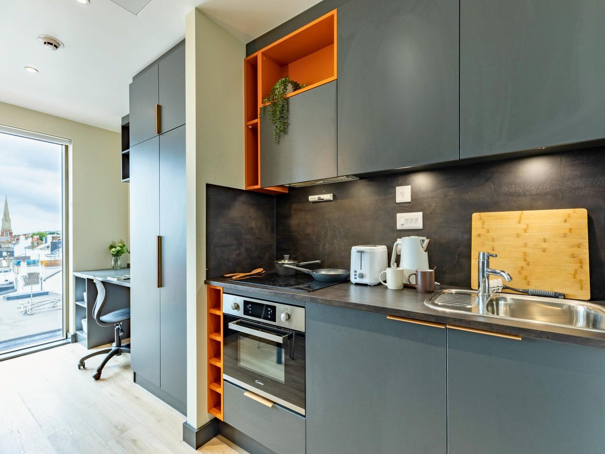 Premium Plus - Sea View to let at Crown House, Regents Hill, Seven ...