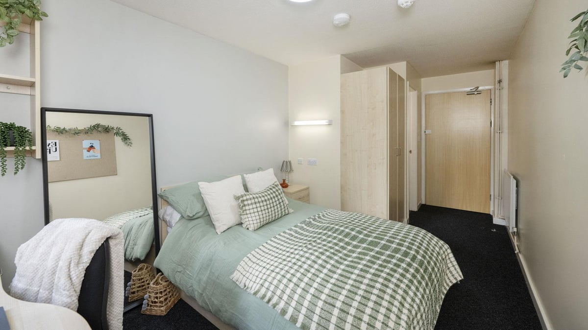 Classic 4 Bed Ensuite to let at The Pinnacles, Broad Street, City ...