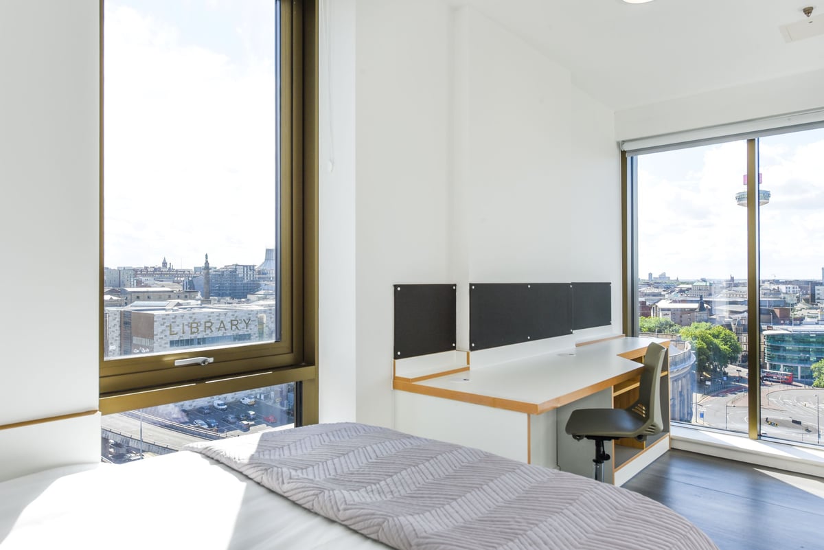 Ensuite gold - city view to let at Byrom Point, 72 Great Crosshall ...